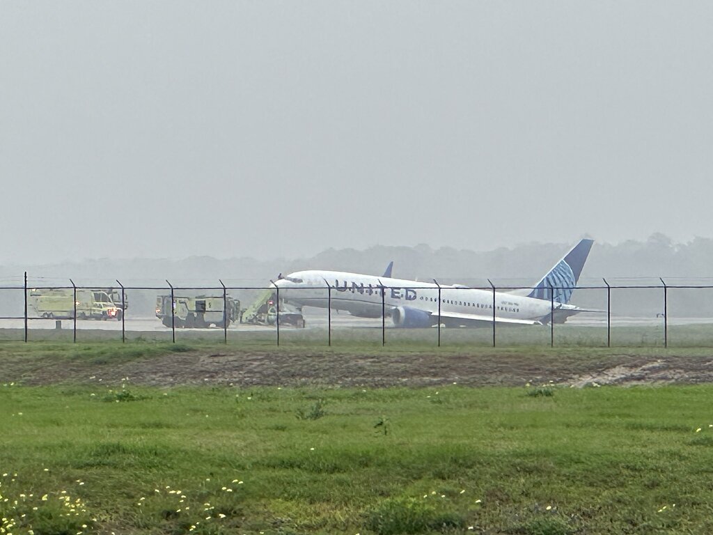 UA2477 Boeing 737 MAX 8 rolls into soft ground after landing at Houston ...